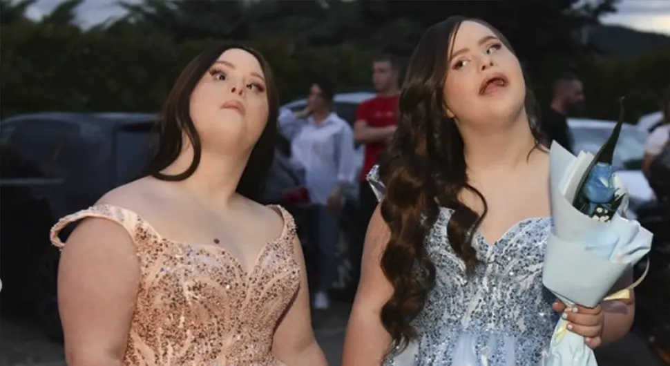 Sestre sa Daunovim sindromom završile osnovnu školu: Na maloj maturi ...