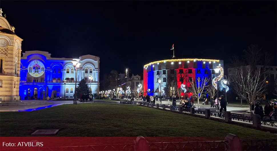 Palata Republike, Gradska uprava i Banski dvor u bojama srpske trobojke