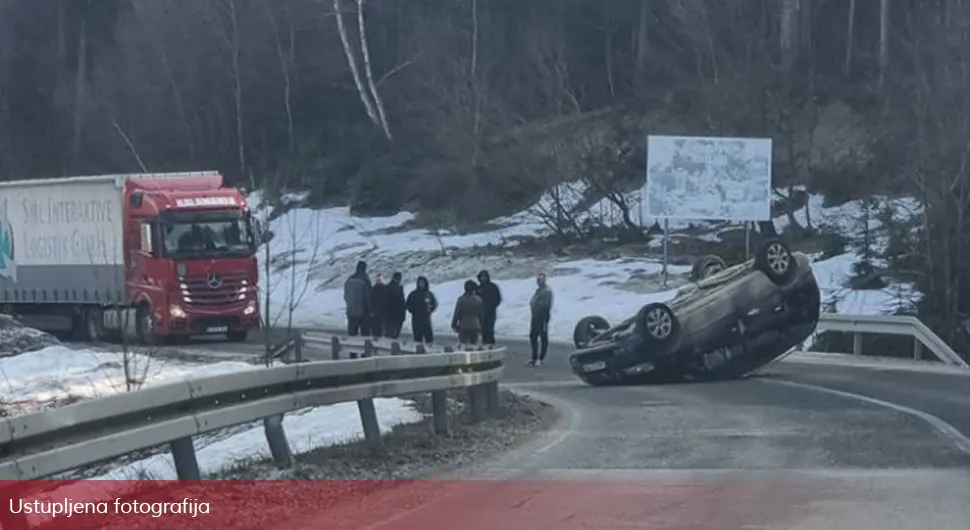 Automobil završio na krovu